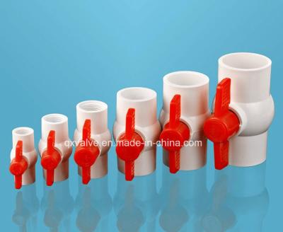 Cina Valvola a sfera compatta in PVC standard JIS con funzione di controllo dell'acqua a due vie in vendita