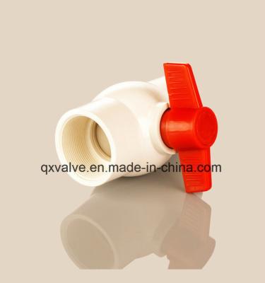 Cina Valvola a sfera compatta in PVC per irrigazione con maniglia a farfalla e richiesta personalizzata in vendita
