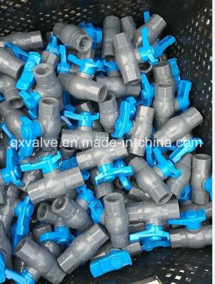 China Válvula de esfera de PVC profissional de design plástico com tomada e aplicação de roscas à venda