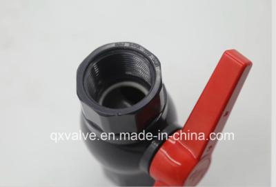 China Válvula de esfera de PVC profissional de design plástico com tomada e aplicação de roscas à venda