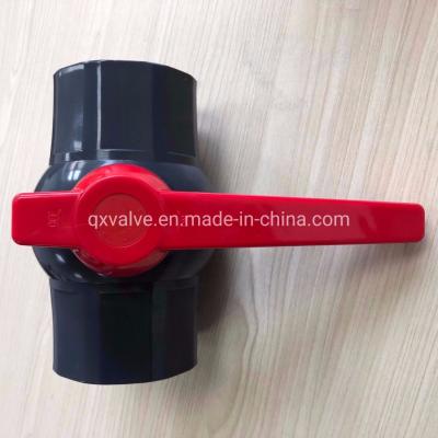 Cina Valvola a sfera ottagonale in UPVC a presa e filettatura con maniglia rossa 1/2