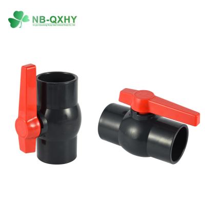 Cina Valvola a sfera compatta in PVC di plastica Pn10 con presa/filo di maniglia a farfalla in vendita
