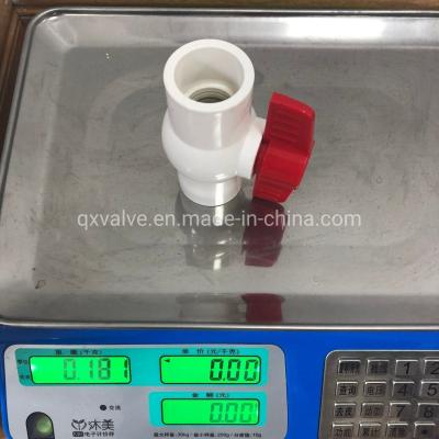 Cina Valvola a sfera a filo femminile in UPVC, di colore bianco compatto da 1 cm, con design flessibile ANSI/DIN/BS in vendita