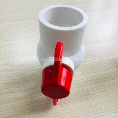 Cina 1/2-4 pollici manico rosso pressione PVC Valvola a sfera bianca in forma di collegamento colla in vendita