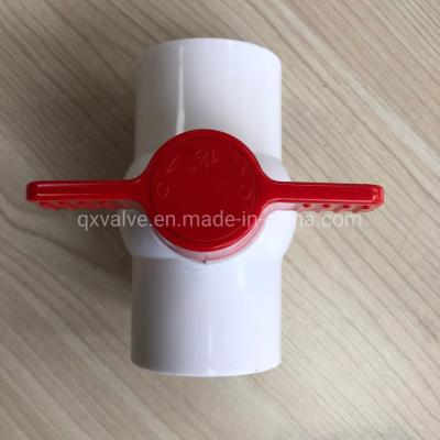 Cina 1/2-4 pollici manico rosso pressione PVC Valvola a sfera bianca in forma di collegamento colla in vendita