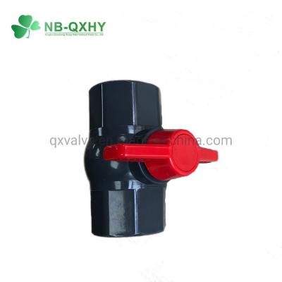 Cina Valvola a sfera compatta in PVC bianco da 2 pollici con compatibilità a bassa temperatura standard ANSI in vendita
