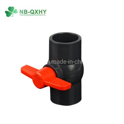 Cina DIN ANSI Valvola in plastica di tutte le dimensioni Valvola a sfera compatta in PVC con protezione UV da 21/2