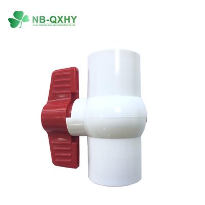 Cina Modalità di guida manuale Valvola a sfera compatta in PVC con presa della valvola della piscina in materiale plastico in vendita
