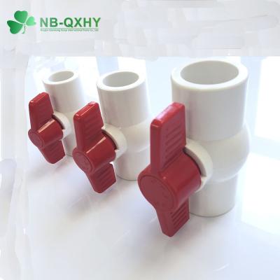 Cina Modalità di guida manuale Valvola a sfera compatta in PVC con presa della valvola della piscina in materiale plastico in vendita