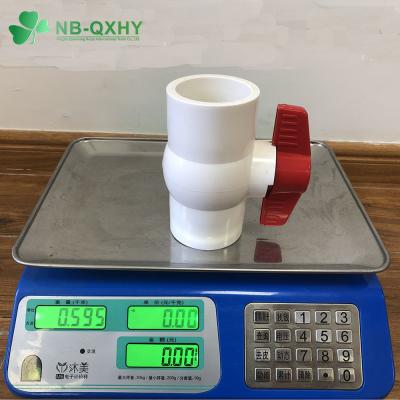 Cina Modalità di guida manuale Valvola a sfera compatta in PVC con presa della valvola della piscina in materiale plastico in vendita