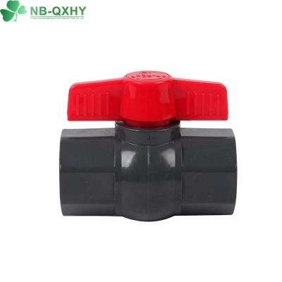 Cina US 0/Piece PVC Manico rosso Materiale ottangolo nero Valvola a sfera a filo maschile e femminile in vendita