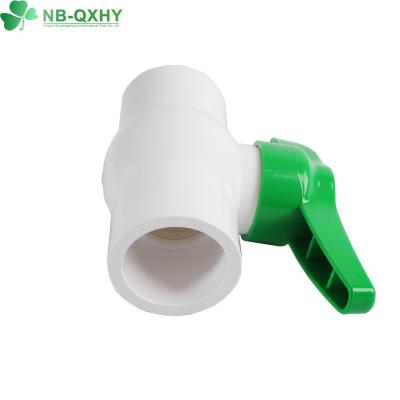 Cina Materiali Valvole a sfera in PVC bianco con funzione di abbassamento e maniglia colorata in vendita