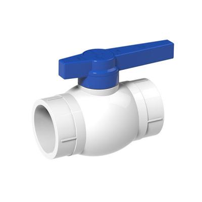 Cina Materiali Valvole a sfera in PVC bianco con funzione di abbassamento e maniglia colorata in vendita