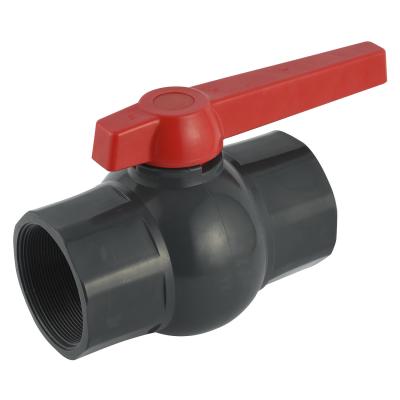 Cina 1/2 pollice a 4 pollici di lunghezza maniglia ottagonale di plastica PVC valvola a sfera per il funzionamento manuale in vendita