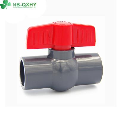Cina Collegamento di tubi di acqua per piscina Valvola a sfera in PVC con struttura flessibile in vendita