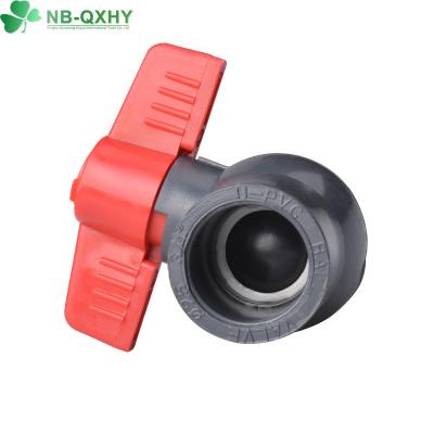Cina Maniglia rossa Corpo grigio Valvola a sfera rotonda PVC Valvola a sfera ottagonale per tubi da giardino in vendita