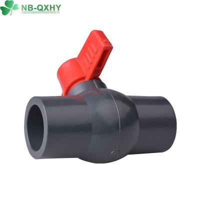 Cina Maniglia rossa Corpo grigio Valvola a sfera rotonda PVC Valvola a sfera ottagonale per tubi da giardino in vendita