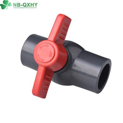 Cina Maniglia rossa Corpo grigio Valvola a sfera rotonda PVC Valvola a sfera ottagonale per tubi da giardino in vendita