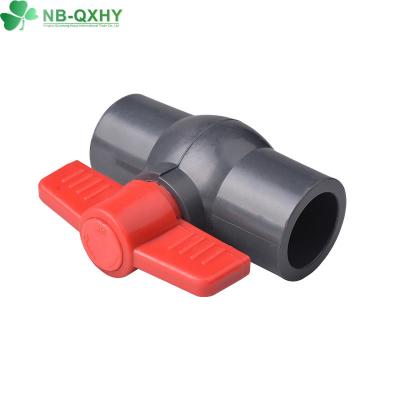 Cina Maniglia rossa Corpo grigio Valvola a sfera rotonda PVC Valvola a sfera ottagonale per tubi da giardino in vendita