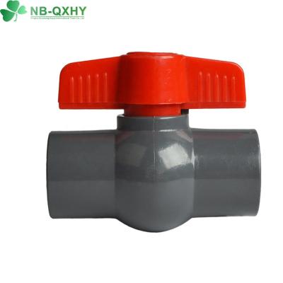 China Valva de esfera de PVC de pressão média padrão JIS com estrutura flexível e PVC colorido à venda