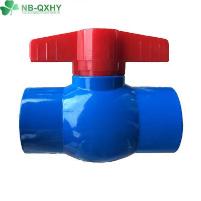 China Válvula de bola compacta chinesa de PVC com forma de ligação de cola e todos os tamanhos de caixa colorida à venda