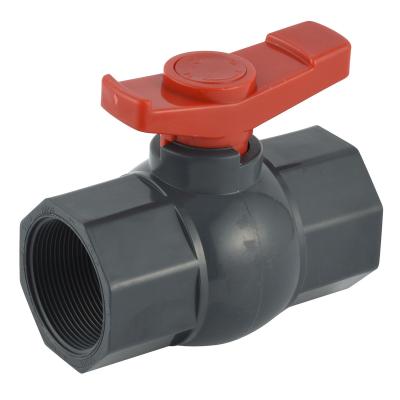 中国 3/4インチUPVCPVCプラスチックボールバルブ パーソナライゼーションとオクタゴナルソケットスレッドエンド 販売のため