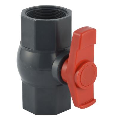 中国 3/4インチUPVCPVCプラスチックボールバルブ パーソナライゼーションとオクタゴナルソケットスレッドエンド 販売のため