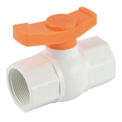 中国 3/4インチUPVCPVCプラスチックボールバルブ パーソナライゼーションとオクタゴナルソケットスレッドエンド 販売のため