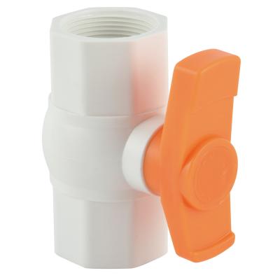 中国 3/4インチUPVCPVCプラスチックボールバルブ パーソナライゼーションとオクタゴナルソケットスレッドエンド 販売のため