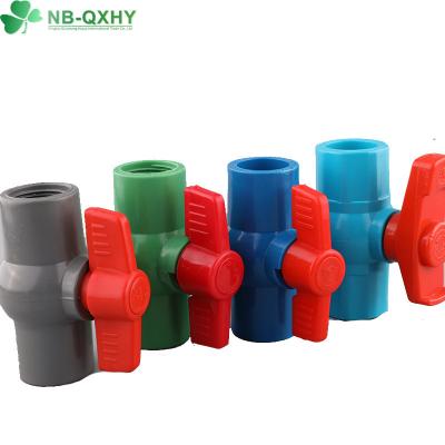 Cina Valvola a sfera compatta in plastica in PVC a bassa temperatura con buona resistenza al calore in vendita