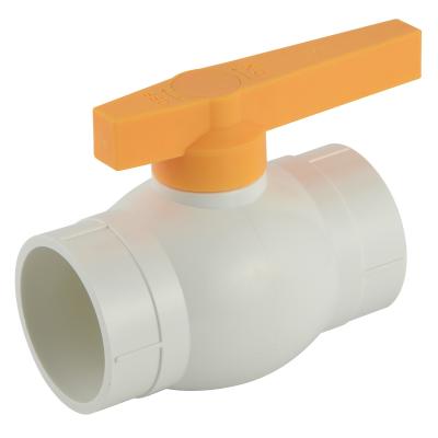中国 黄色いハンドルとソケット端を持つPVC直通型プラスチックボールバルブ 販売のため