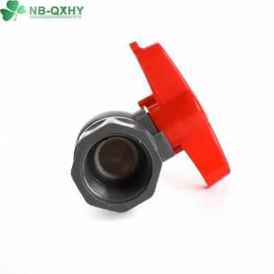 Cina Valvola a sfera a filo maschio in PVC Campo agricolo Manicotto rosso richiesta personalizzata in vendita