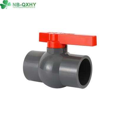 China Válvula de esfera de PVC de alimentação directa com forma de ligação de cola e canal de tipo directo à venda