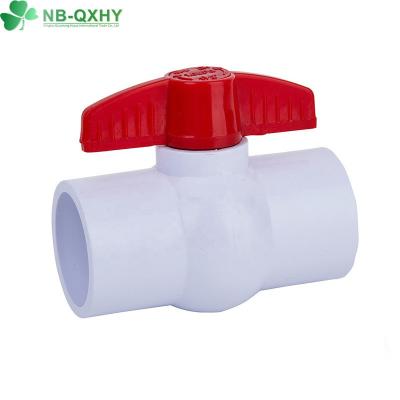 Cina Utilizzo industriale Manicotto in plastica di farfalla rossa Valvola a sfera in PVC bianco con standard ANSI in vendita