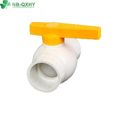 Cina Utilizzo industriale Manicotto in plastica di farfalla rossa Valvola a sfera in PVC bianco con standard ANSI in vendita