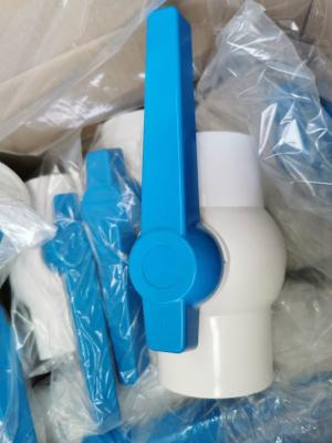 Cina Valvola a sfera fissa in PVC standard ASTM con struttura e campioni di maniglia lunga blu in vendita