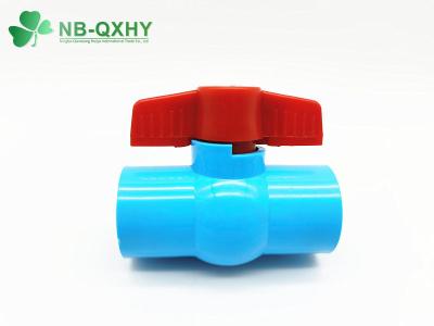 Cina Modalità di guida manuale Valvola a sfera compatta in UPVC con struttura fissa e presa o filettatura in vendita