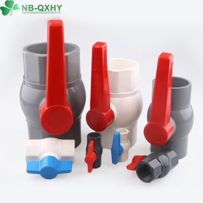 China QX Material de solicitação personalizada PVC válvula de esferas de plástico de 8 polegadas com alça vermelha à venda
