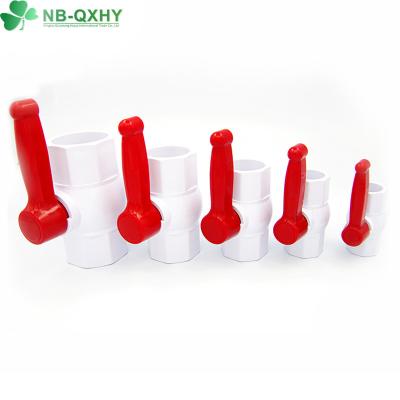 China QX Material de solicitação personalizada PVC válvula de esferas de plástico de 8 polegadas com alça vermelha à venda
