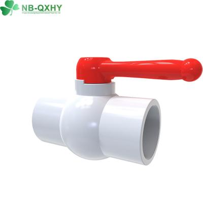 China QX Material de solicitação personalizada PVC válvula de esferas de plástico de 8 polegadas com alça vermelha à venda
