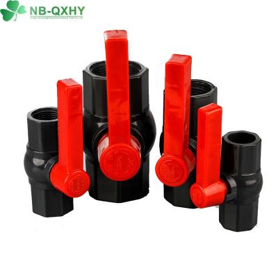 China QX Material de solicitação personalizada PVC válvula de esferas de plástico de 8 polegadas com alça vermelha à venda