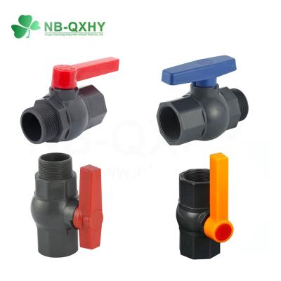 Cina Valvola a sfera di PVC per scarico dell'acqua con maniglia a filo maschile femminile e resistente blu rosso in vendita