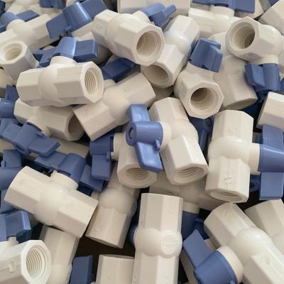 Cina Nb-QXHY UPVC/PVC 1/2 BS Valvola a sfera ottagonale Valvola di plastica con modello del Perù in vendita
