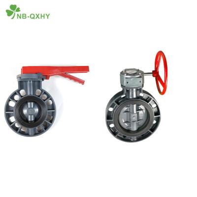 China Válvula de borboleta manual de PVC para uso doméstico com design compacto e conexão de flange à venda