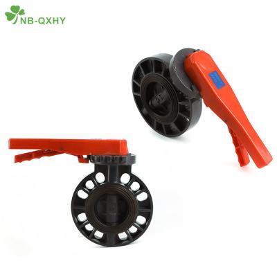China Huishoudelijk gebruik PVC handmatig vlinderklep met compact ontwerp en flensverbinding Te koop