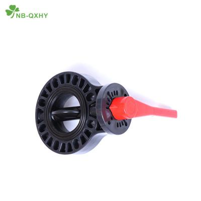 China Huishoudelijk gebruik PVC handmatig vlinderklep met compact ontwerp en flensverbinding Te koop