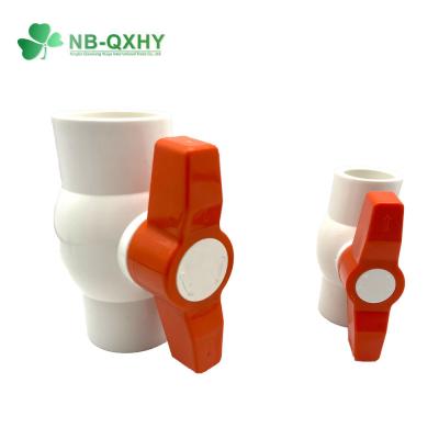 Cina Valvola a sfera a presa compatta in UPVC/PVC con manico arancione rosso in vendita