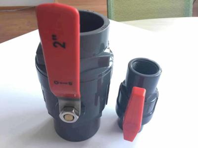 Cina Valvola a sfera a due pezzi di PVC di colore nero flessibile per oleodotti e gasdotti in vendita