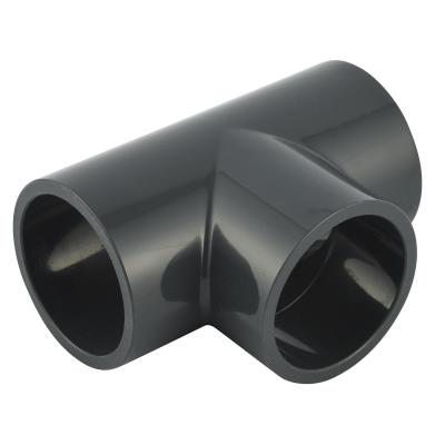 Cina Vernice Vernice Finitura 20 mm a 400 mm Pn16 PVC Pipe Fitting Grigio Equal Tee per acqua calda in vendita