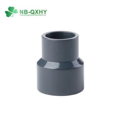 Cina Fittings per tubi in PVC in plastica in conformità alla norma DIN con tempi di consegna rapidi e connessione con colla in vendita